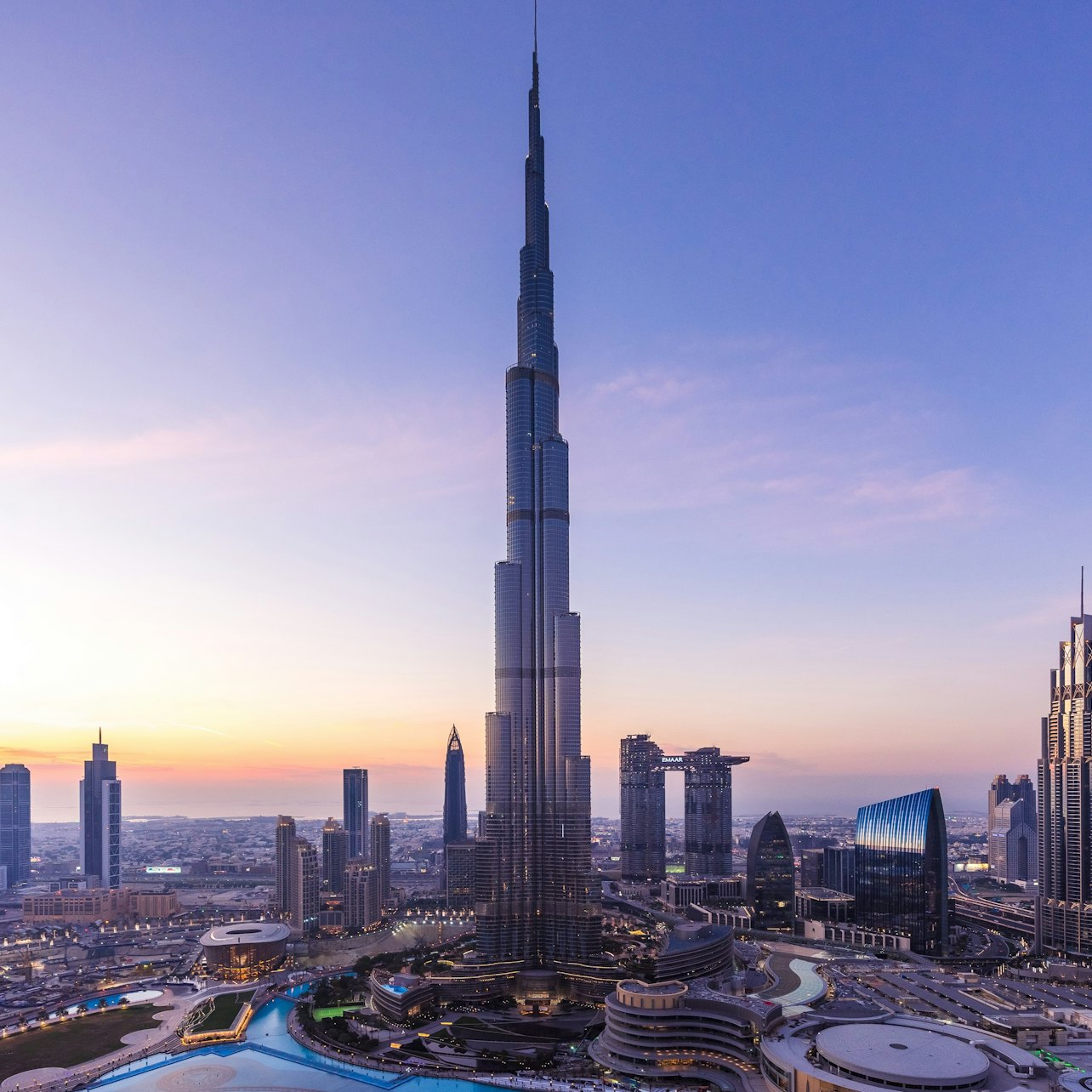 Burj Khalifa: Level 124/125 + Sky Views Observatory + Edge Walk ใน ดูไบ ...