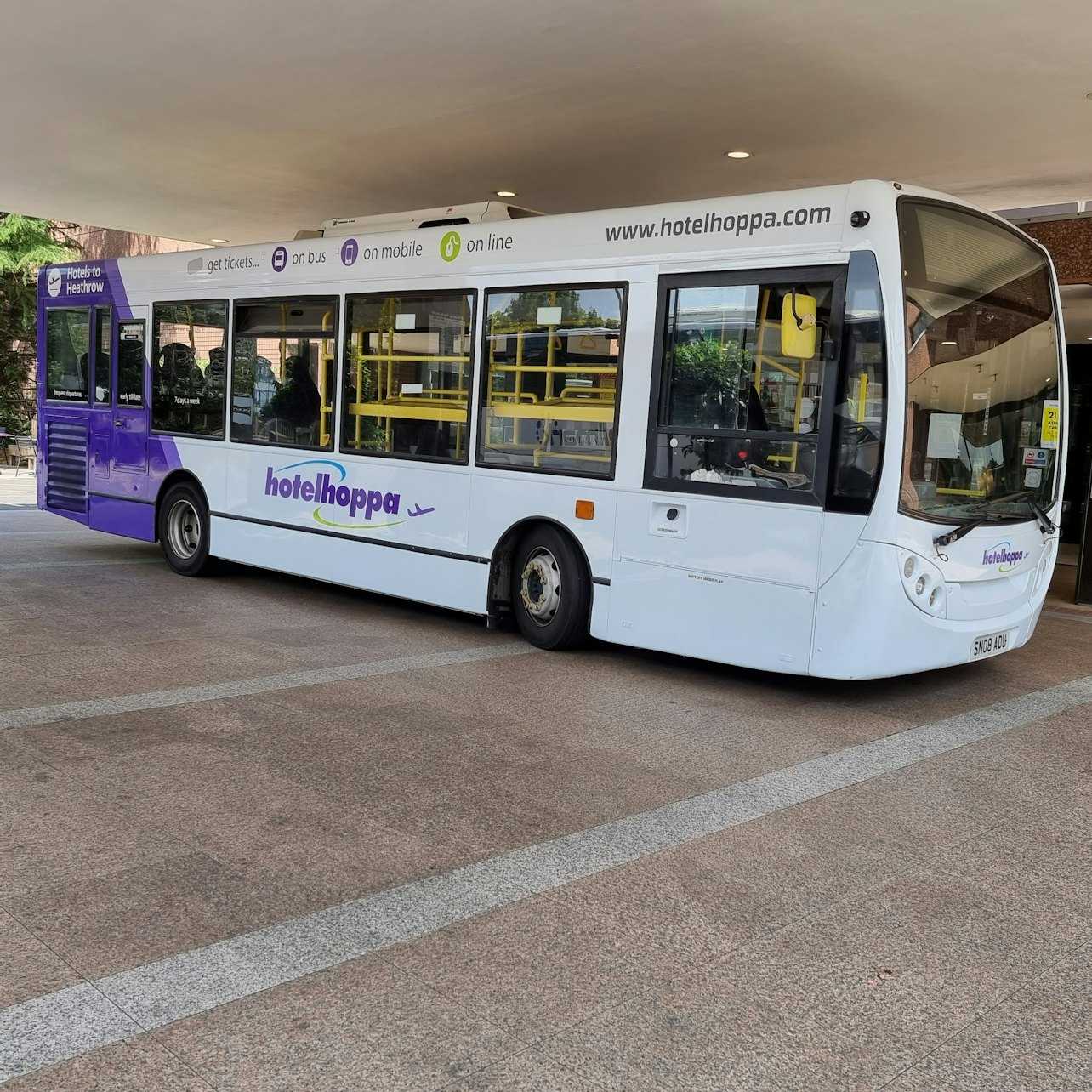 London: Bus Transfer To/From Heathrow Airport and Heathrow Radisson RED ...