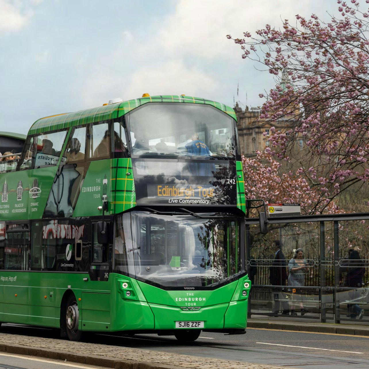 Edinburgh: Royal Attractions Tickets + Hop-On Hop-Off Bus Tour in ...