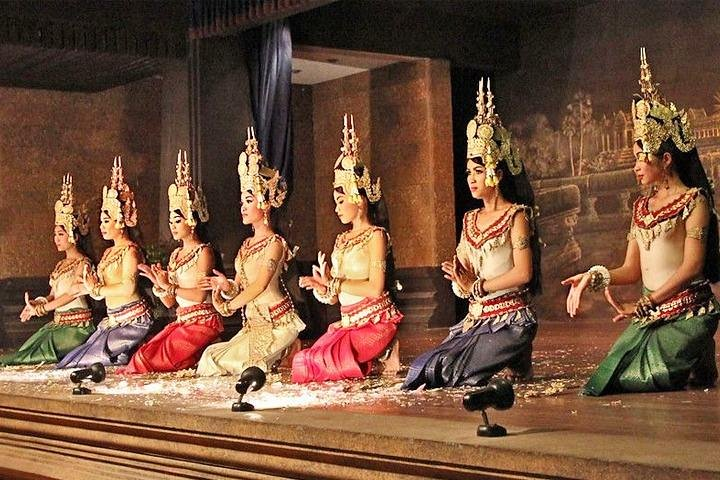씨엠립의 Angkor Village Apsara Theatre & Evening Tour by tuk tuk | Pelago