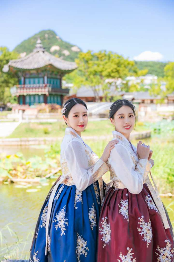 Gyeongbokgung Palace Hanbok Rental (Jijibae Bae Hanbok) in South Korea ...