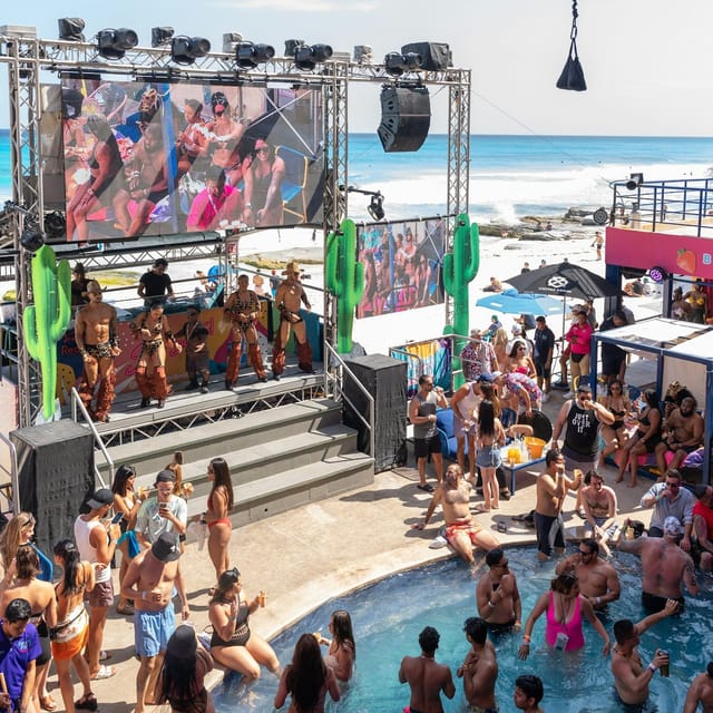 Beach Party at Coco Bongo in Cancún | Pelago