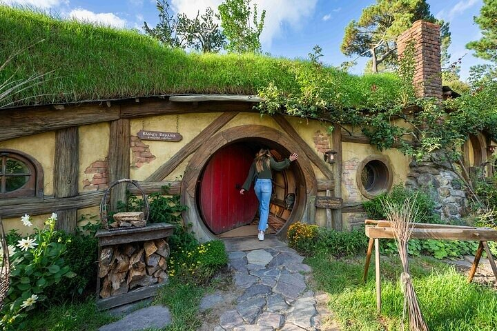 Hobbiton Movie Set & Waitomo Glow Worm Caves Private Tour ใน โอ๊คแลนด์ ...