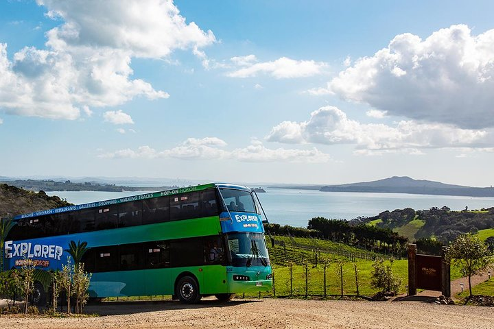 ワイヘキ島 の Waiheke Island Hop-On Hop-Off Explorer Bus | Pelago