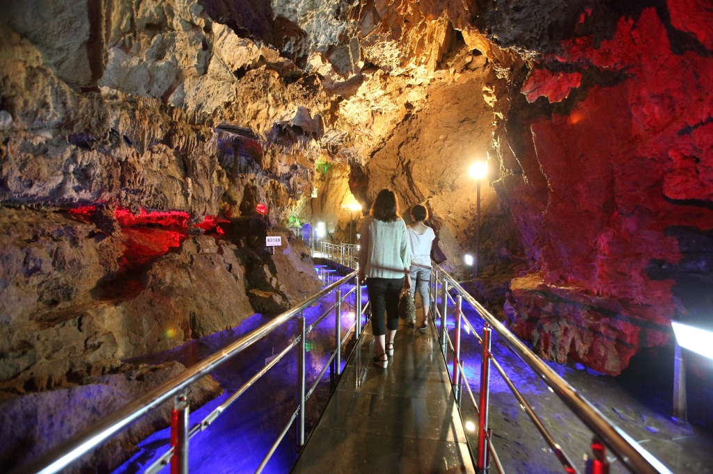 [January 1, 2026~ ] Hida Great Limestone Cave & Round-trip Bus Ticket ...