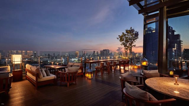 방콕의 Bangkok Hyatt Regency Sukhumvit Rooftop Sunset Beer Buffet | Pelago